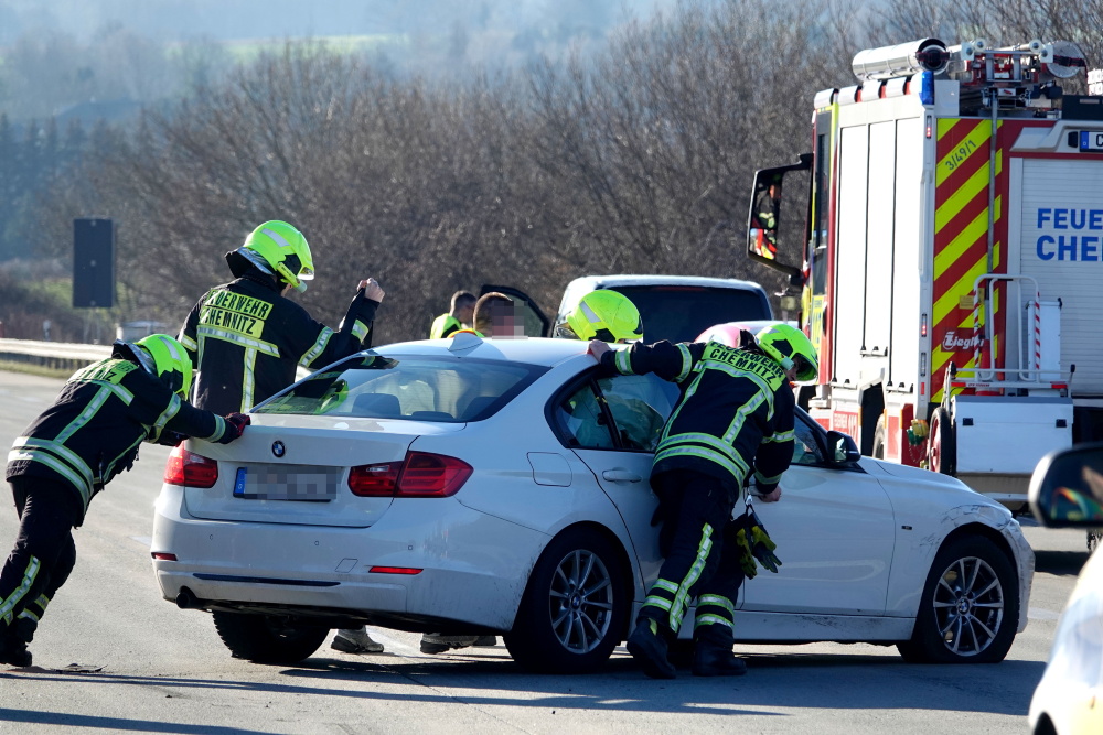 Fünf beschädigte Autos bei Auffahrunfall auf A72 - Radio Chemnitz