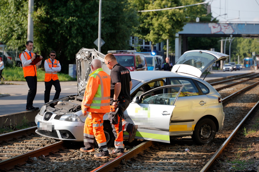 Auto überschlägt sich im Gleisbett - Radio Chemnitz